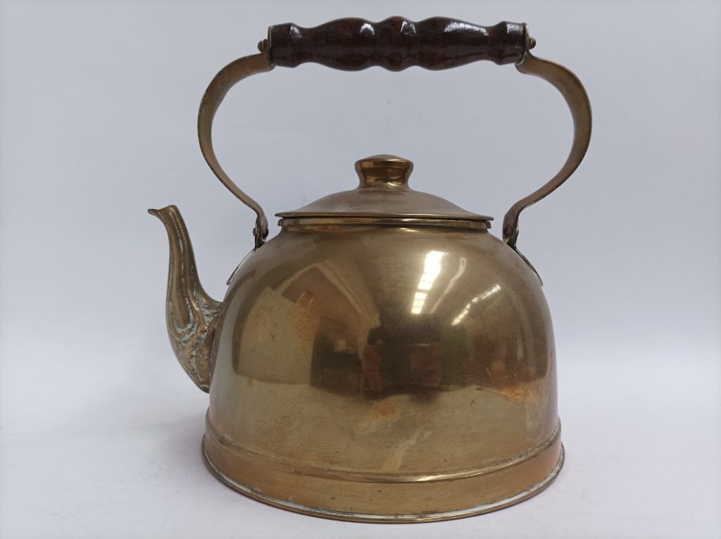 Officina68-Bollitore in ottone con manico in legno