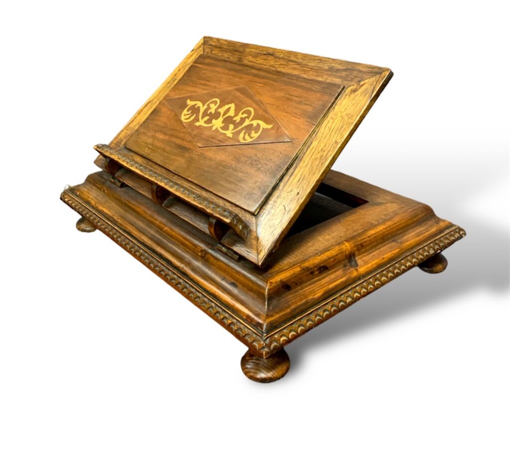 Officina68 Leggio antico e decorato